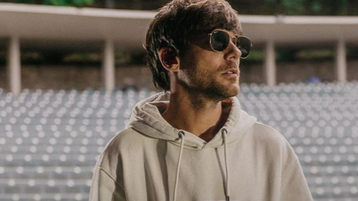 Louis Tomlinson's Grey Hair Is A Nostalgic Shock For One Direction Fans ...