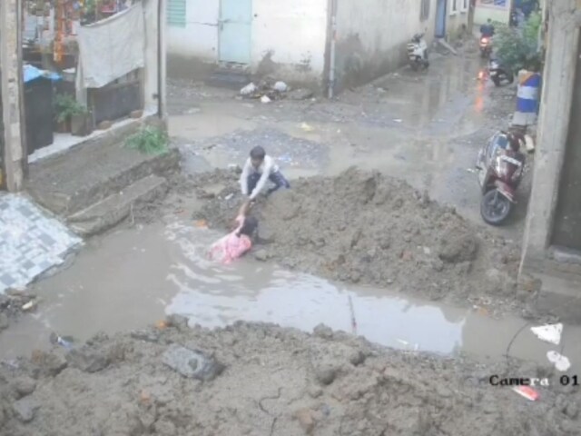 Indore Girl Nearly Drowns In Pit Filled With Rainwater. Then This ...