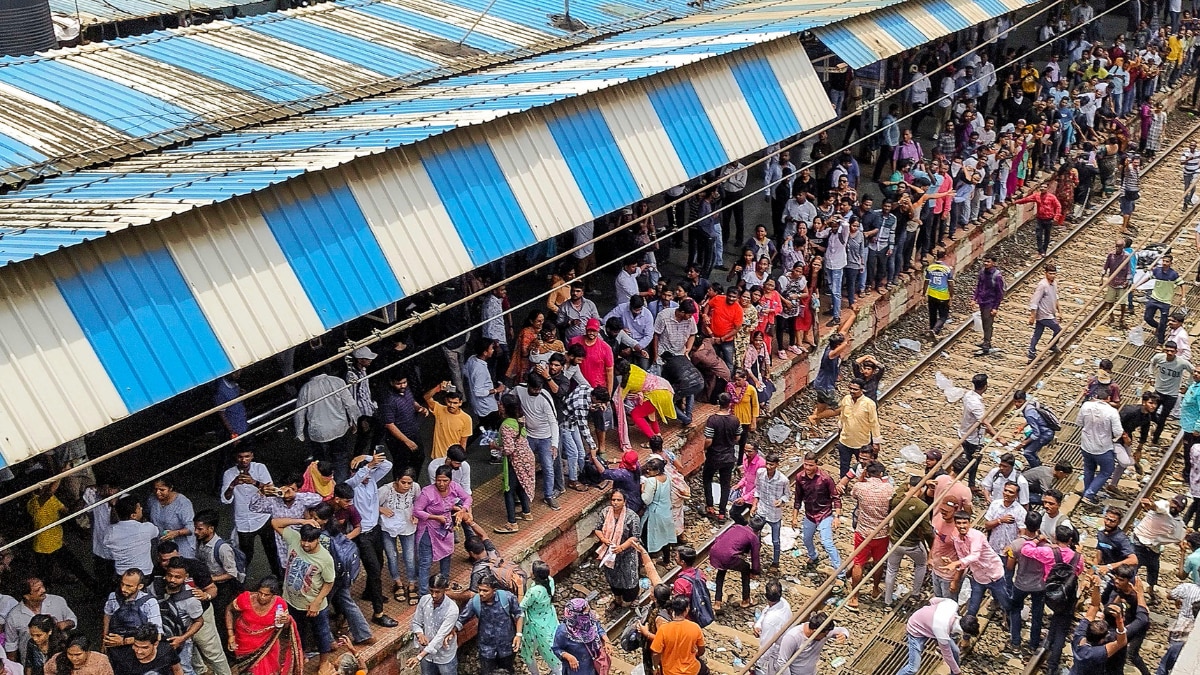 Thane District Education Officer Suspended for Badlapur Case, BMC ...