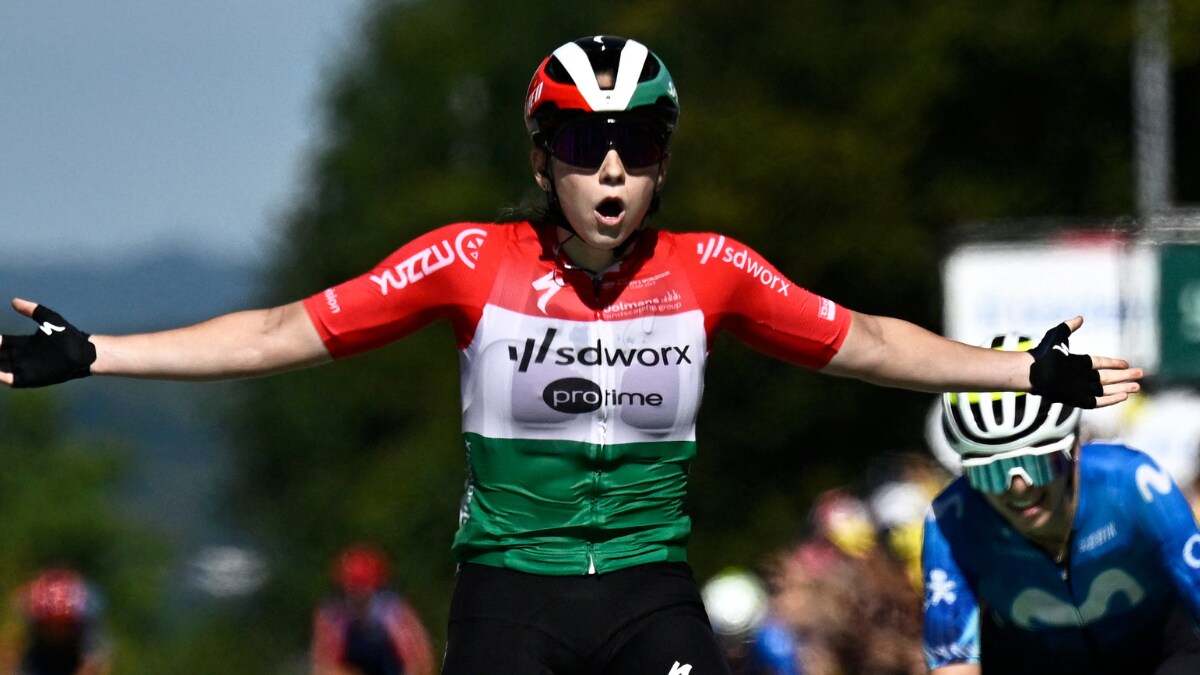 Women's Tour de France: Blanka Vas Wins 'chaotic' 5th Stage as Demi ...