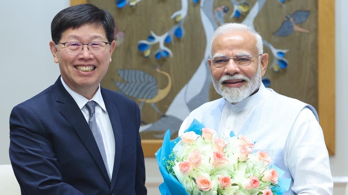PM Narendra Modi Meets Foxconn Chairman Young Liu; Apple Supplier ...