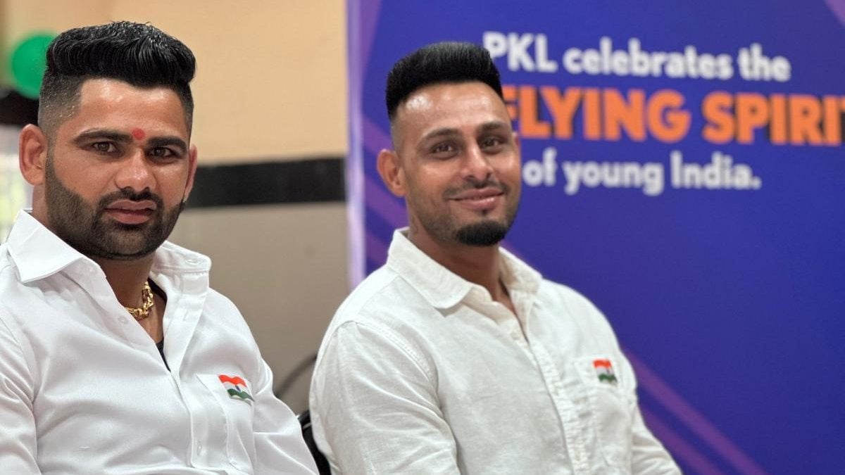 Pro Kabaddi Stars Pardeep and Maninder Take Part in Special Flag ...
