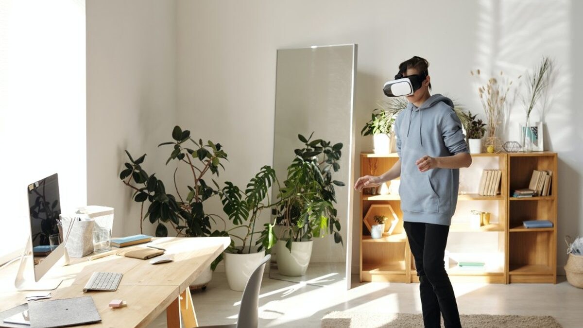 Meta-Reality: The Fusion of Real and Virtual Worlds in Commercial ...