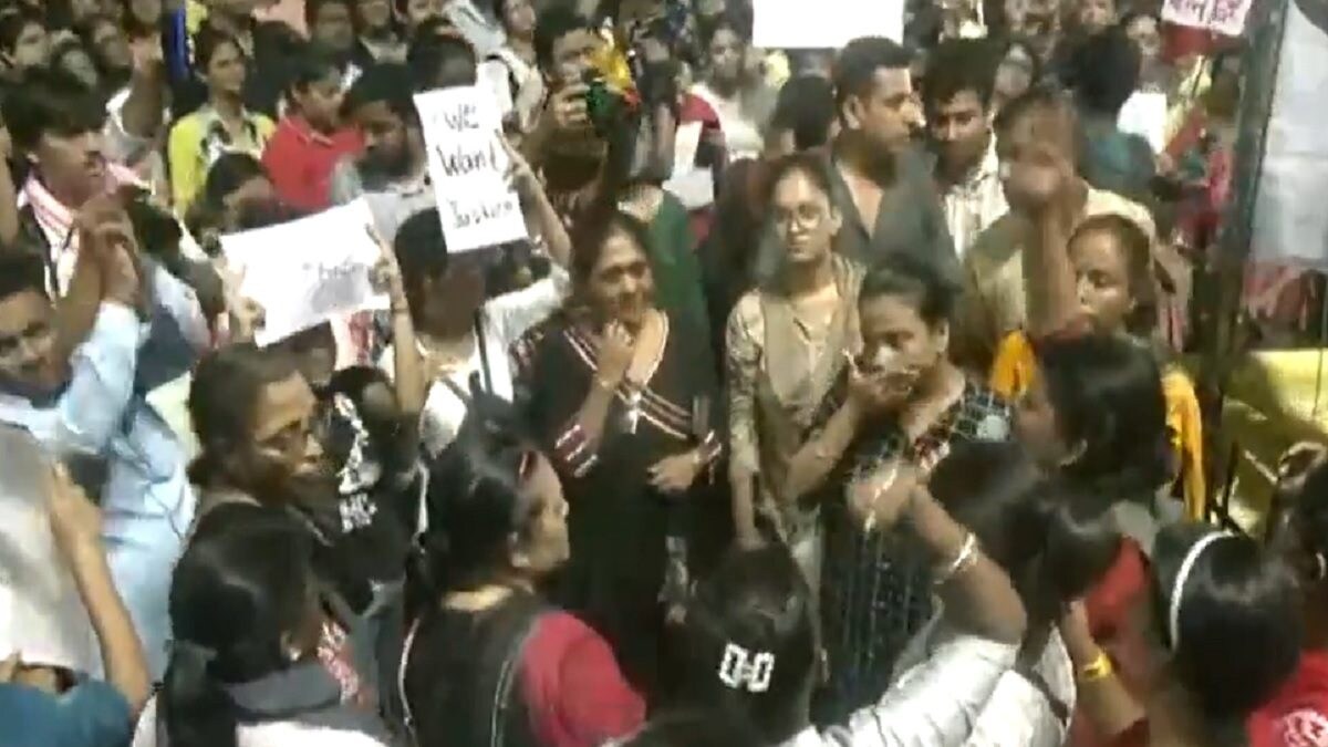 ‘Reclaim The Night’: Women Take To The Streets In Massive Midnight ...