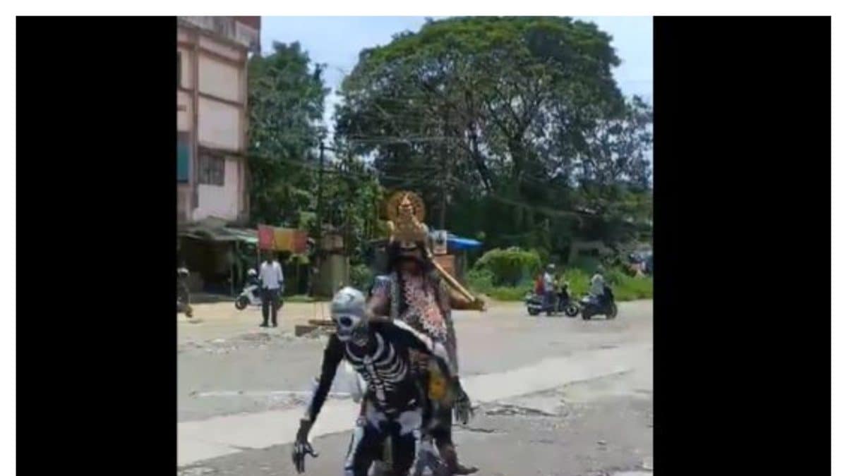 On Cam | Man Dressed As 'Yamaraja' Holds Long Jump Competition On Road ...