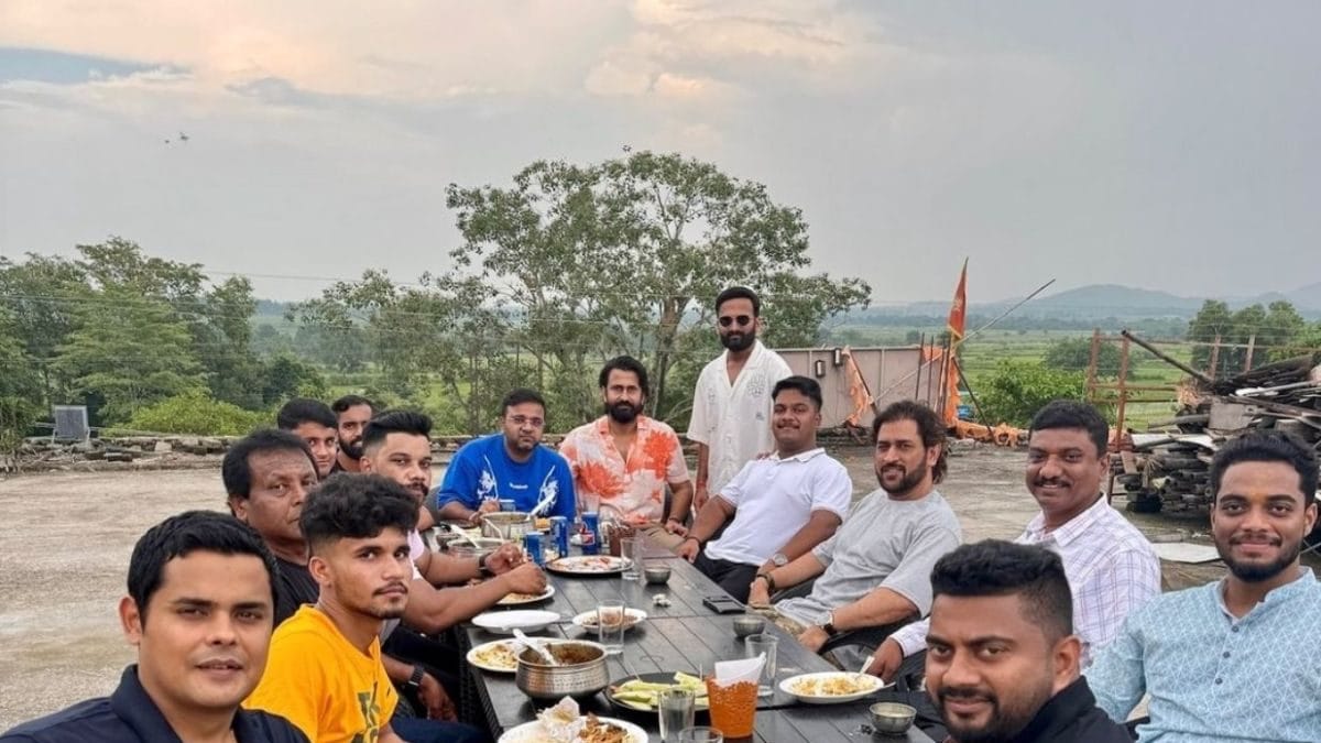 Friendship Goals: MS Dhoni's Pictured with ‘Close Friends’ at a Dhaba ...