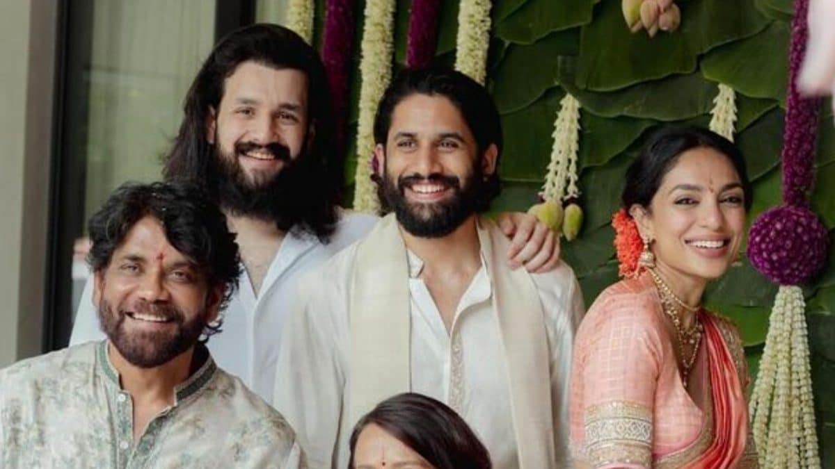 Sobhita Dhulipala Joins Naga Chaitanya, Nagarjuna, Amala and Akhil Akkineni For Family Photo ...