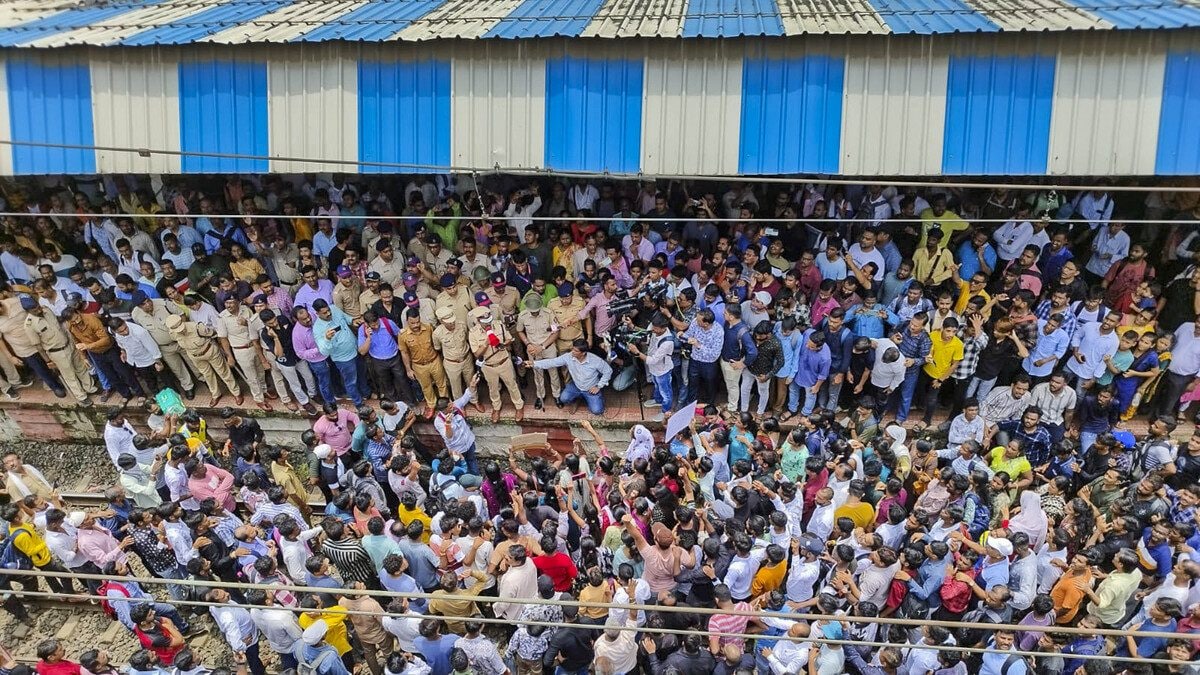 Massive Protest At Badlapur Station Against Sexual Abuse Of 2 Nursery ...