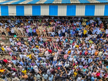 Massive Protest At Badlapur Station Against Sexual Abuse Of 2 Nursery ...
