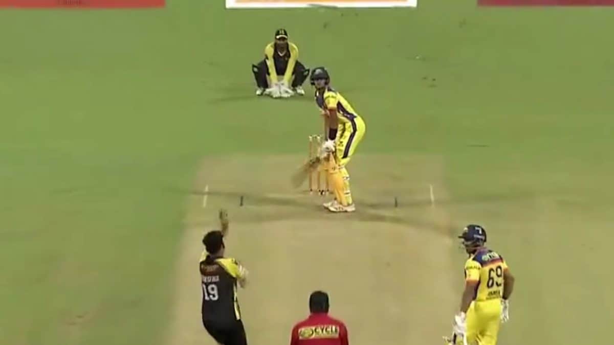 'A Big Bat Swing...': Fans Elated as Rahul Dravid's Son Samit Makes Maharaja Trophy Debut ...