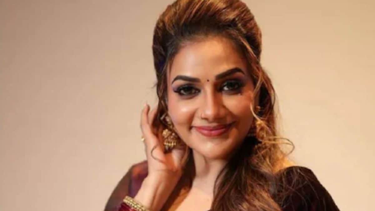 Singer Rimi Tomy Donates Rs 5 Lakh To Chief Minister's Distress Relief ...