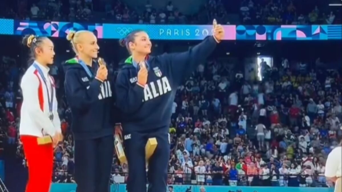Watch: Chinese Gymnast's Reaction To Medal-Biting Pose On Paris ...
