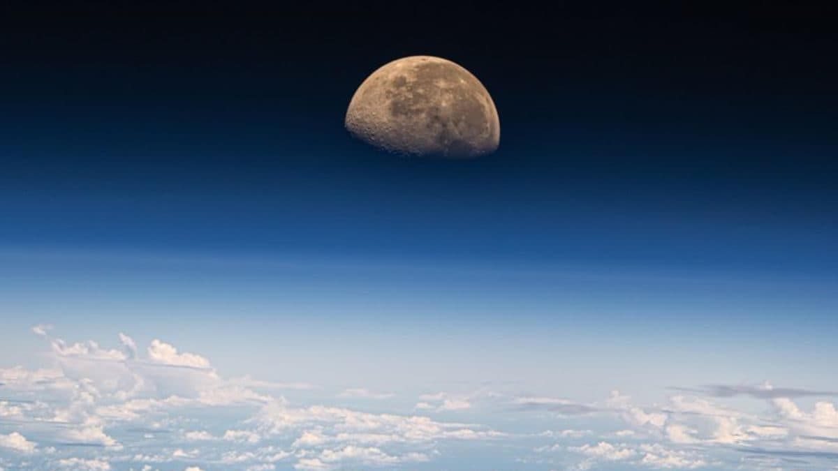 NASA Astronaut Captures Rare Picture Of The Moon Setting Over The ...
