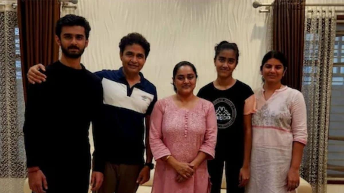 Kannada Actor Sharan Meets His Debut Film Co-star Shwetha - News18