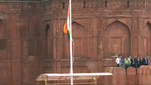 PM Modi Hoists National Flag At Red Fort On 78th Independence Day | Watch | India News - News18