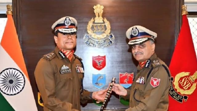 SSB DG Daljit Singh Chawdhary Holds Additional Charge Of BSF - News18 SSB DG Daljit Singh Chawdhary Holds Additional Charge Of BSF - News18