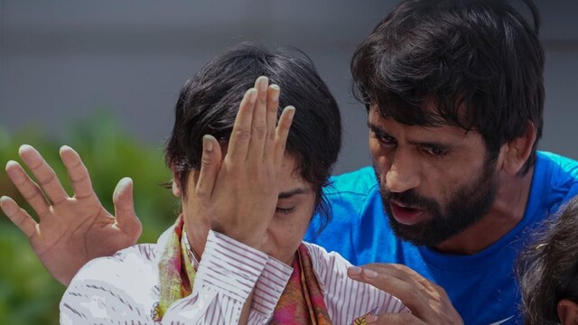 Vinesh Phogat Cries Inconsolably After Returning Home: 'Thank All The ...