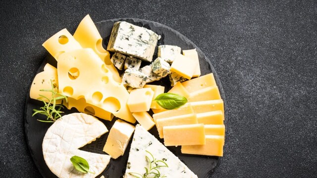 Cheddar vs Mozzarella: Which Cheese Is The Healthier Choice ...