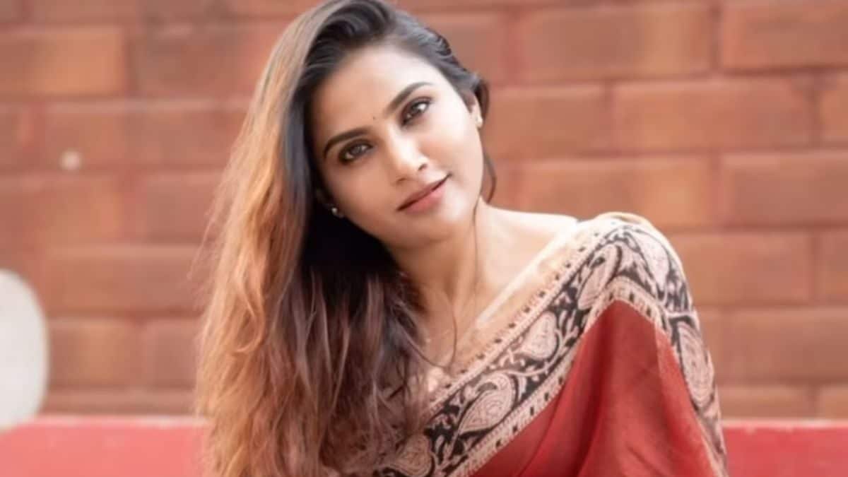 Actress Myna Nandhini Starts Her Saree Business 'Ponnoonchal' | Movies ...