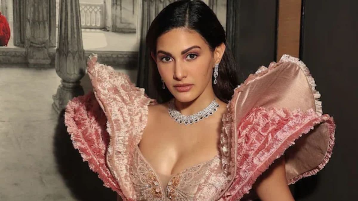Actress Amyra Dastur Turns Showstopper In Gorgeous Peach Lehenga | Movies News - News18