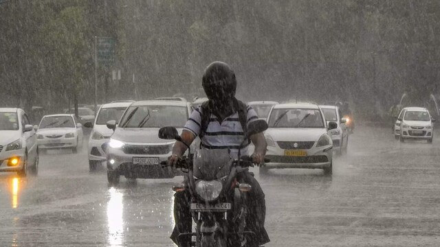Heavy Rain In Delhi Causes Severe Waterlogging, 'Orange' Alert Issued ...