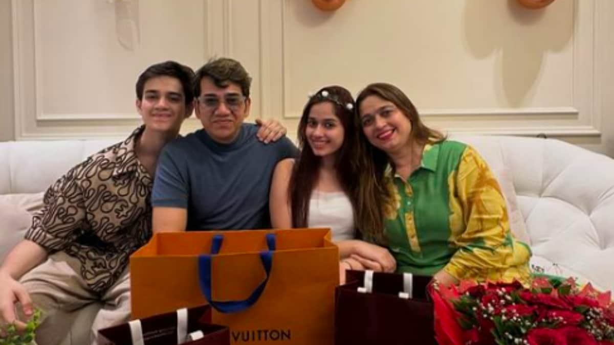 Jannat Zubair's Family Surprises Her As She Returns Home After Filming ...