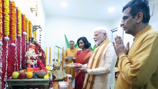 Prime Minister Modi Attends Ganpati Puja At CJI Chandrachud’s Residence ...