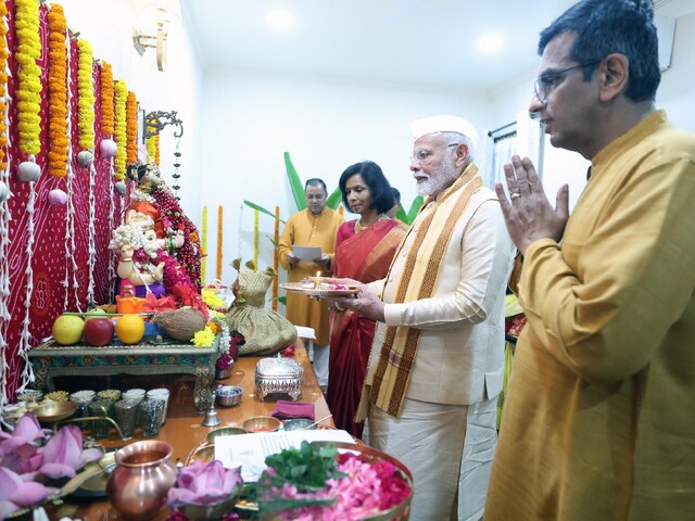 Prime Minister Modi Attends Ganpati Puja At CJI Chandrachud’s Residence ...