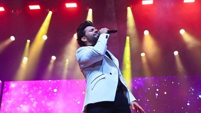 Rahul Vaidya Performs Non-Stop For 2 Hours In Jaipur Despite Dengue ...