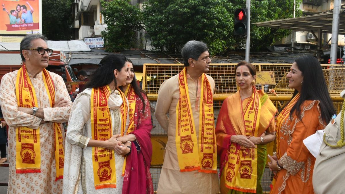 Deepika Padukone, Ranveer Singh’s Families Accompany Them To ...