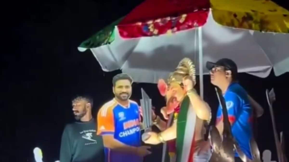 Rohit Sharma Sharing T20 World Cup Trophy with Ganapati Bappa on Ganesh ...
