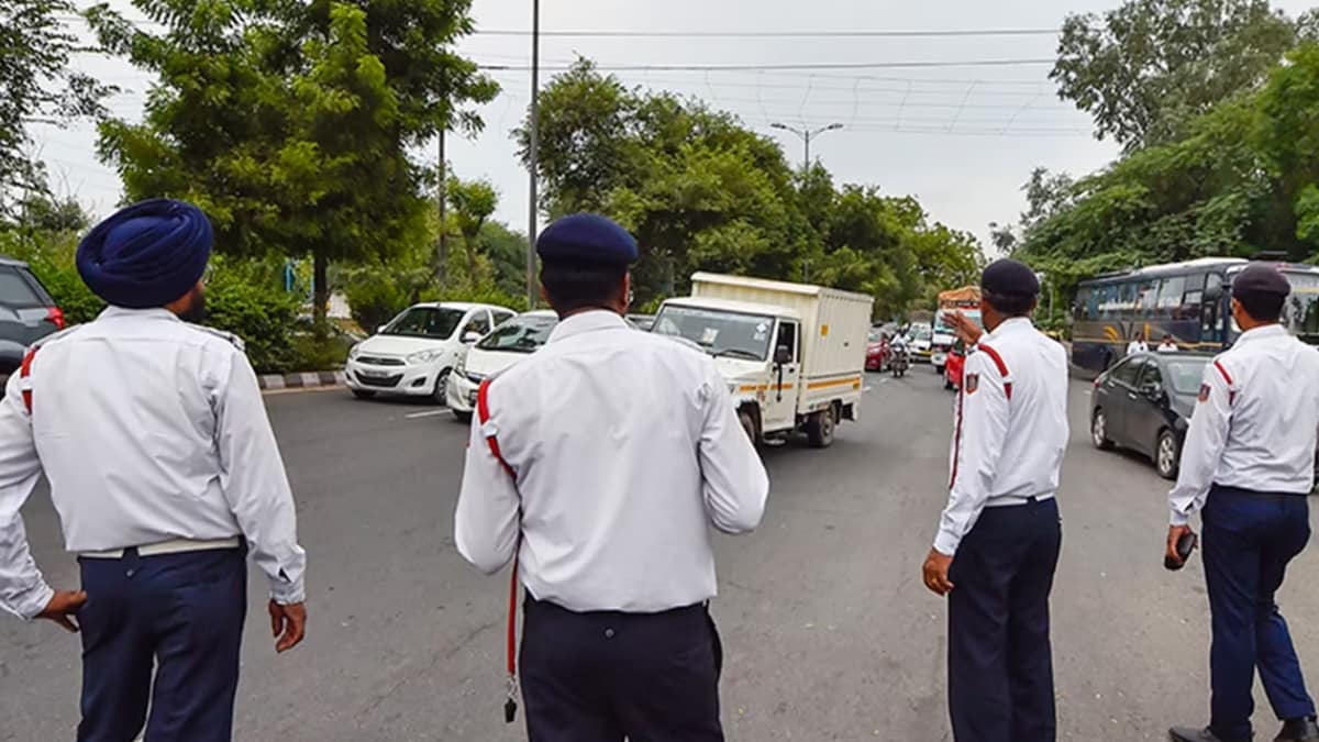 Delhi Police's 'Pookie Or Dukhi' Road Safety Campaign Is Trending. See ...