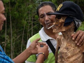 This Indonesian Ethnic Group's Rituals Of ‘Preserving Dead Bodies’ Will ...