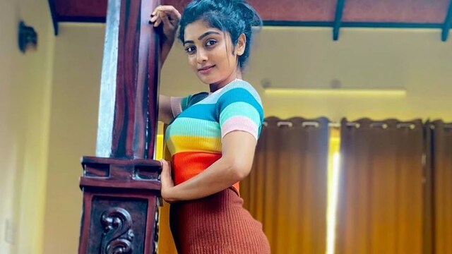 Kavya Shaiva’s Vibrant Crop Top And Long Skirt Is Perfect For A Casual ...