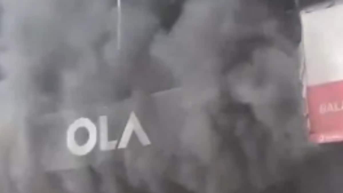 Video: Unhappy Ola Customer In Karnataka Sets Showroom On Fire Over E ...