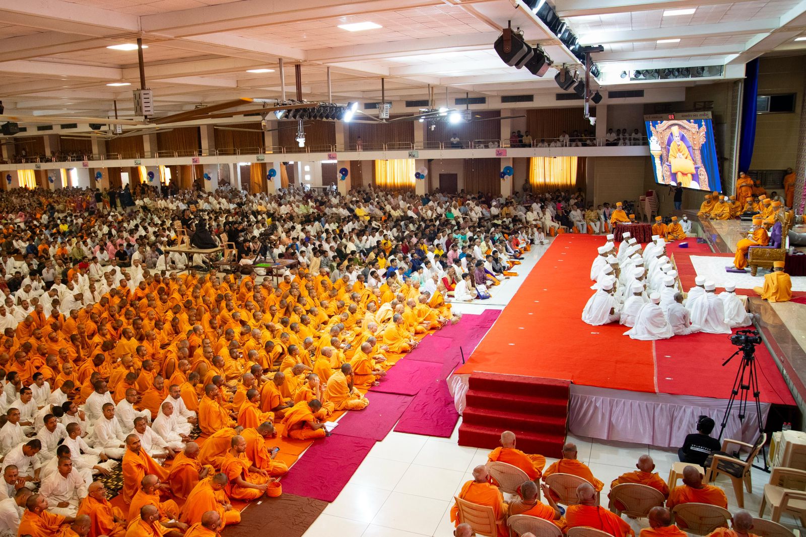 Mahant Swami Maharaj Gives 29 Educated Youths Parshadi And Bhagwati ...