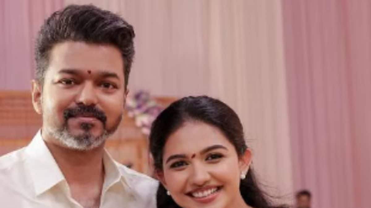 'A Moment': Mamitha Baiju Shares Photo With Thalapathy Vijay From The ...
