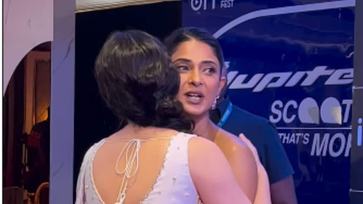 Jennifer Winget and Sanjeeda Sheikh’s Warm Hug At Awards Night Is Too ...