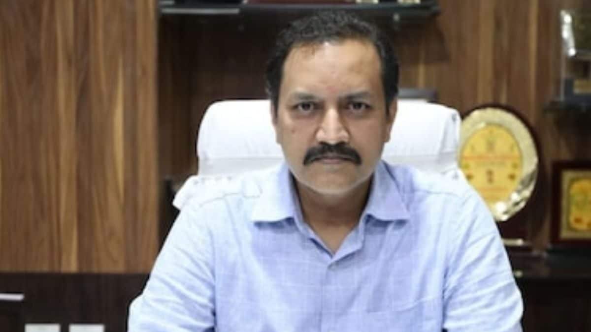 MP Assistant Tehsildar Faints During Meeting With Tikamgarh DM ...