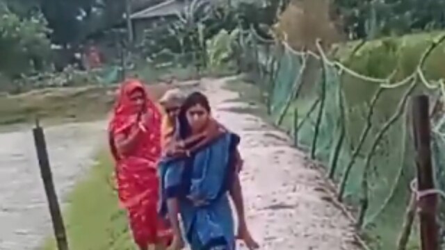 Cyclone Dana: ASHA Worker Carries Old Woman On The Back, Internet Lauds ...