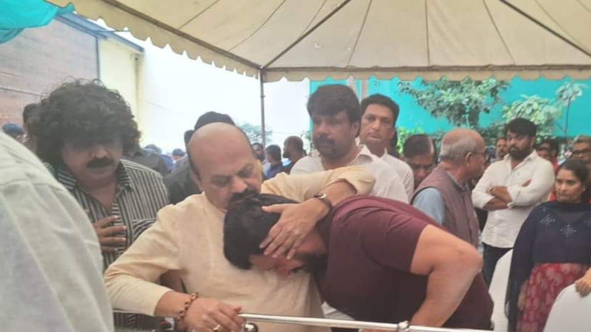 Kichcha Sudeep Inconsolable At Mom's Funeral Rituals, Stays Close to ...