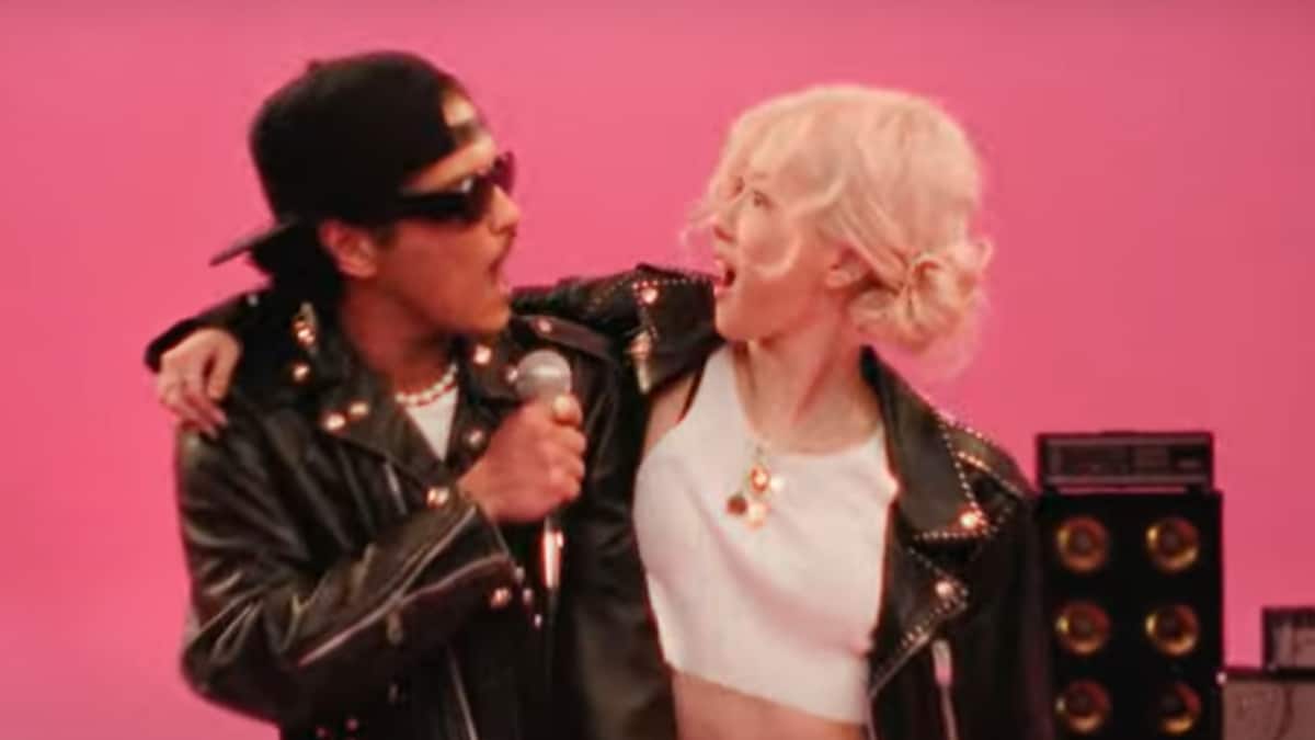 APT Song Out: BLACKPINK Star Rose Kisses Bruno Mars In New Music Video ...