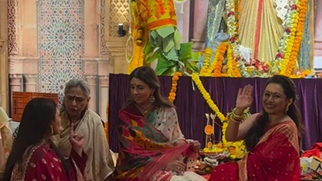 Jaya Bachchan, Shweta Share A Light Moment With Rani Mukerji At Durga Puja Pandal, Watch Viral ...