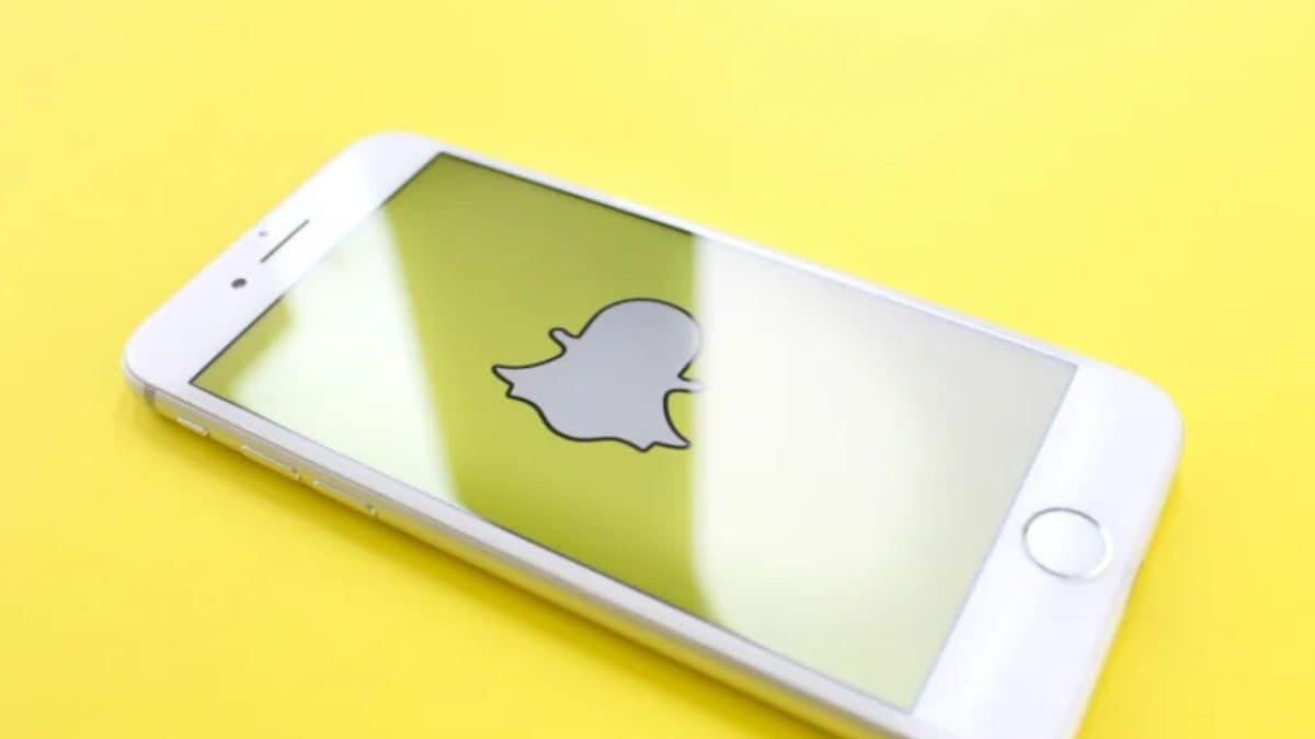 Snapchat Now Offers Footsteps To Know Your Location History: Here's How ...