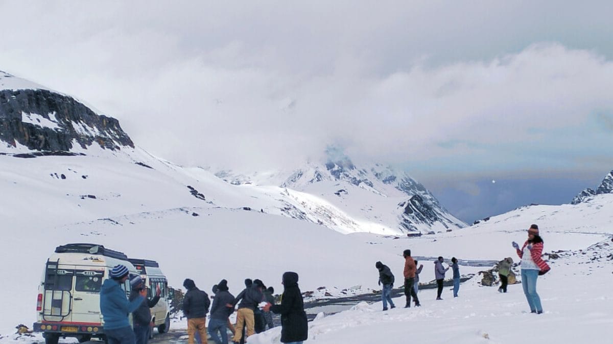 Over 100 Vehicles Stuck Between Solang And Atal Tunnel As Fresh ...