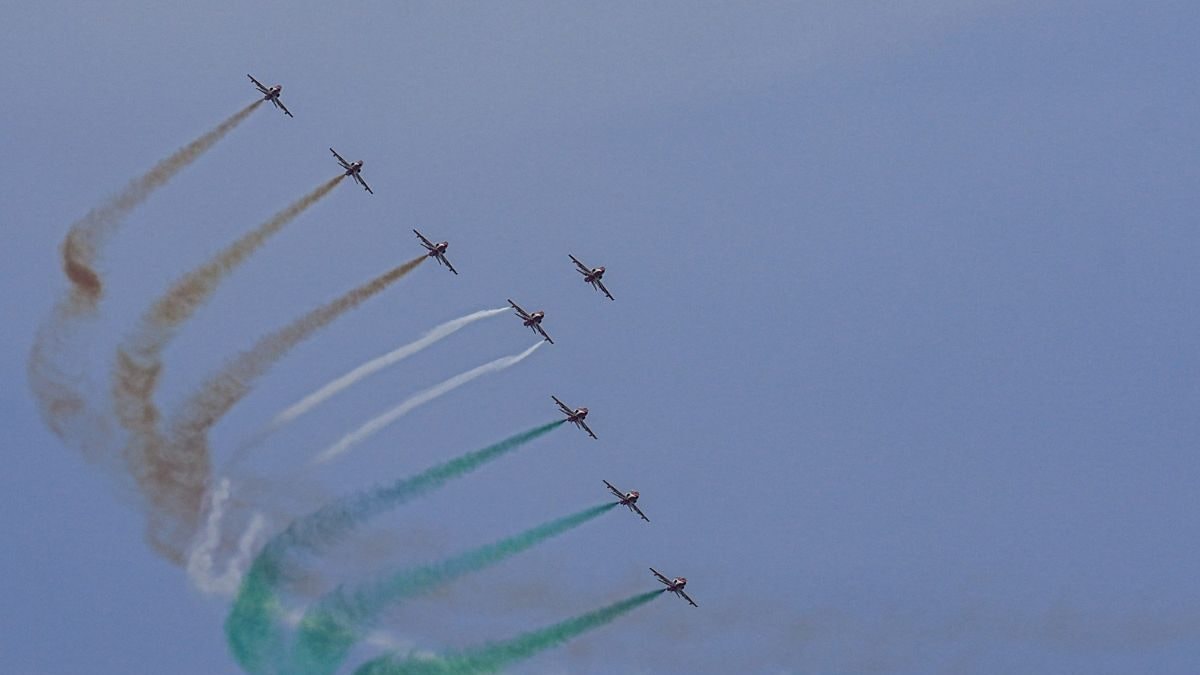Massive IAF Air Show In Chennai Steals Hearts, Breathtaking Display ...