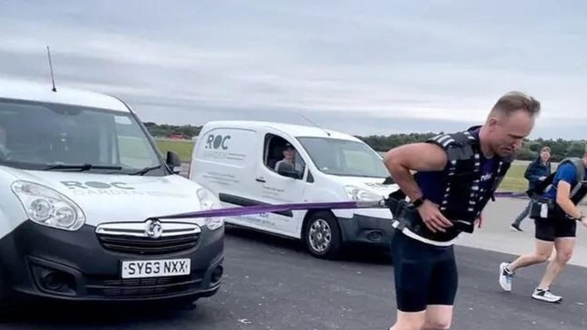 Brothers-In-Law Shatter Own World Record, Pull 1.5-Tonne Vans For 32 Miles | Viral News - News18