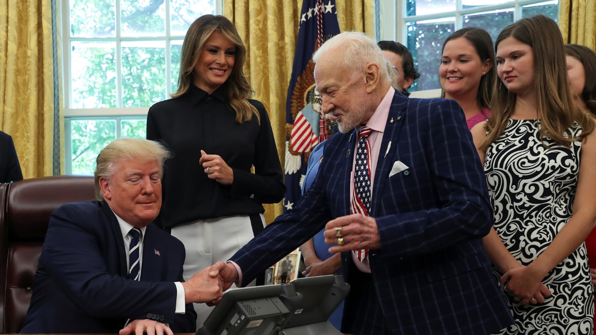 Famous US Moonwalker Buzz Aldrin Endorses Donald Trump For President | World News - News18