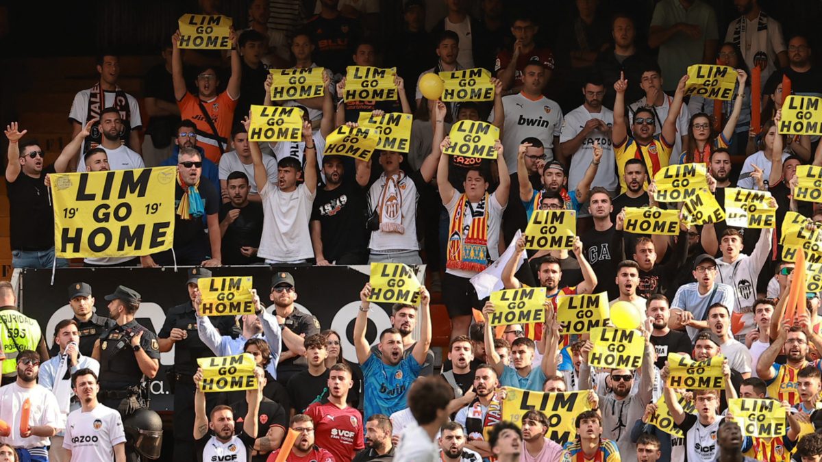 Valencia CF Fans Protest Against Singapore Owner | Football News - News18