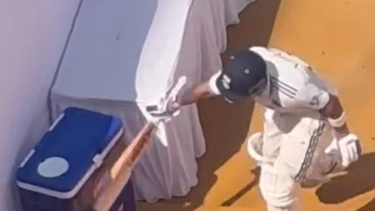 Virat Kohli Loses Cool After Getting Out, Video Of Smashing Bat In ...